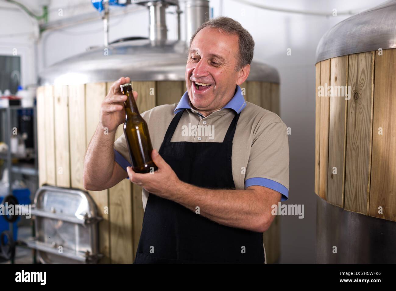 Brewery man bottle tank hi-res stock photography and images - Alamy