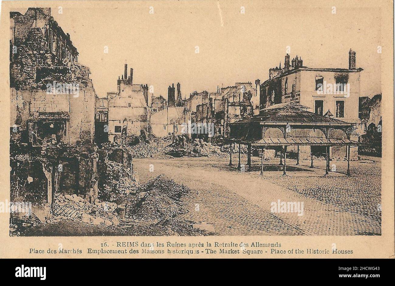 Place en ruine hi-res stock photography and images - Alamy