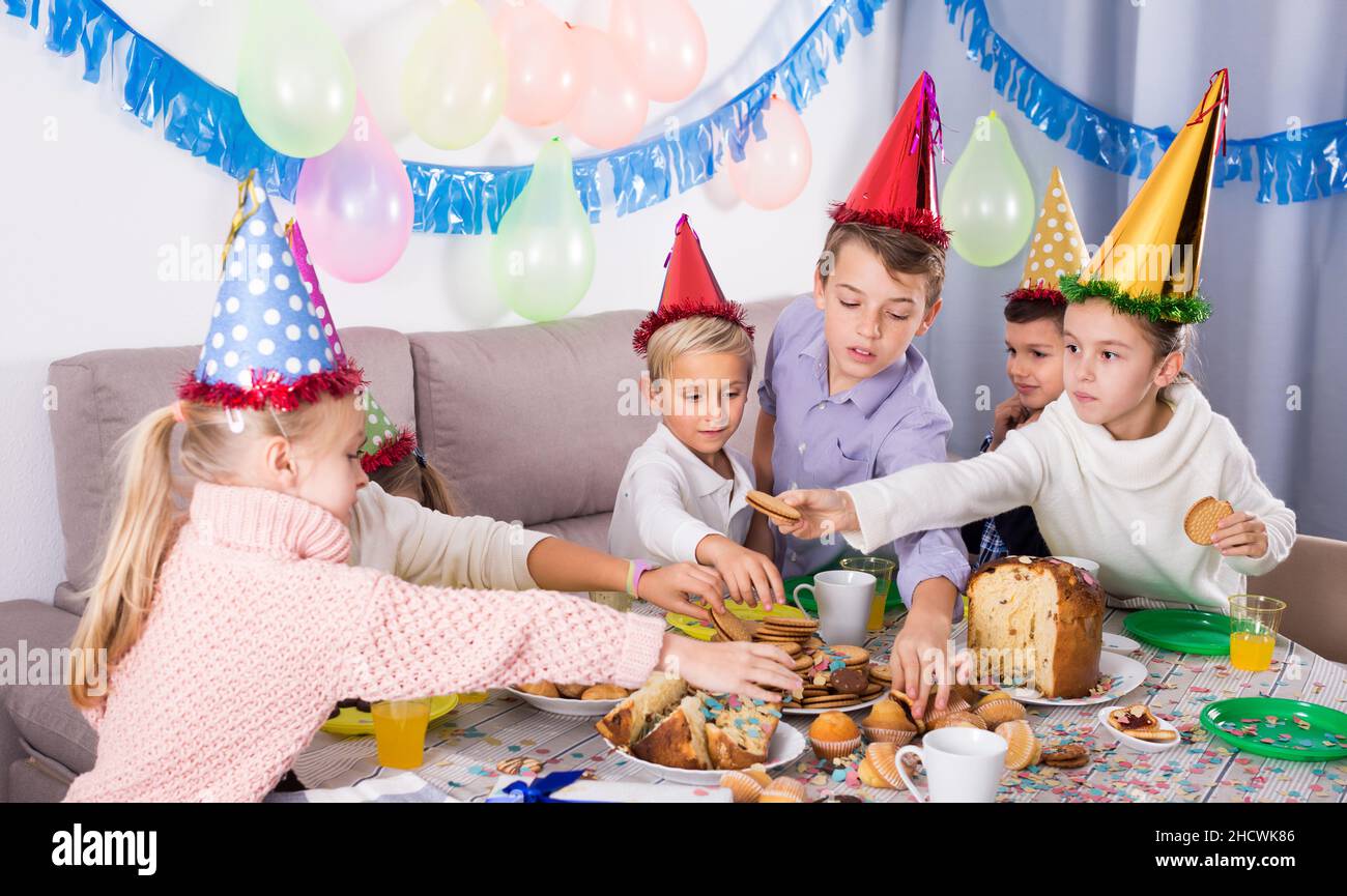 Friend dinner party children hi-res stock photography and images - Alamy