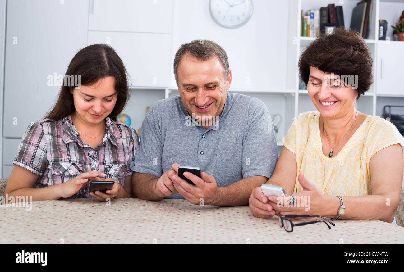 senior parents and daughter with smartphones Stock Photo - Alamy