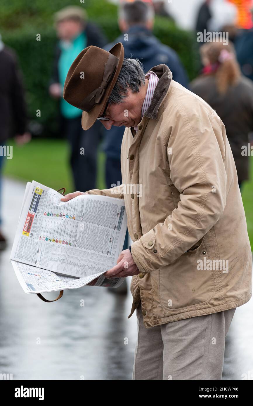 Reading racing post newspaper hi-res stock photography and images - Alamy