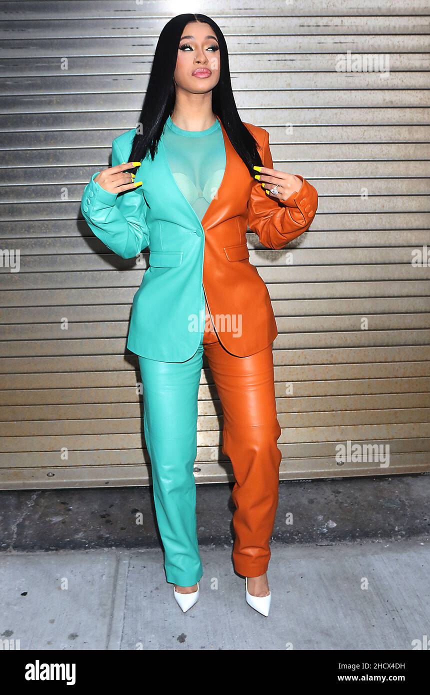New York - NY - 20191010- Cardi B Poses Outside Vouge Event -PICTURED ...