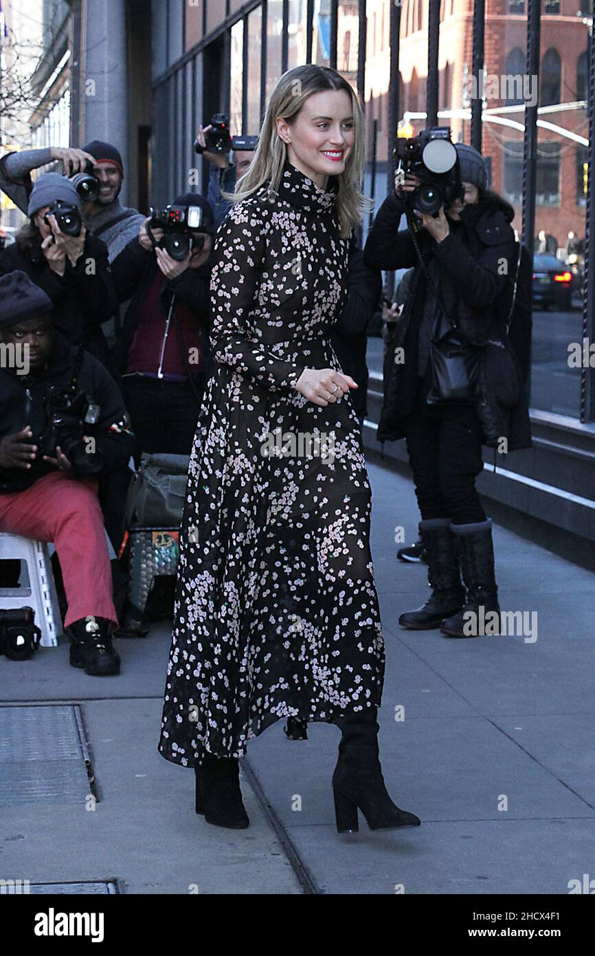 New York - NY - 20190205 Taylor Schilling smiles and poses for pictures ...