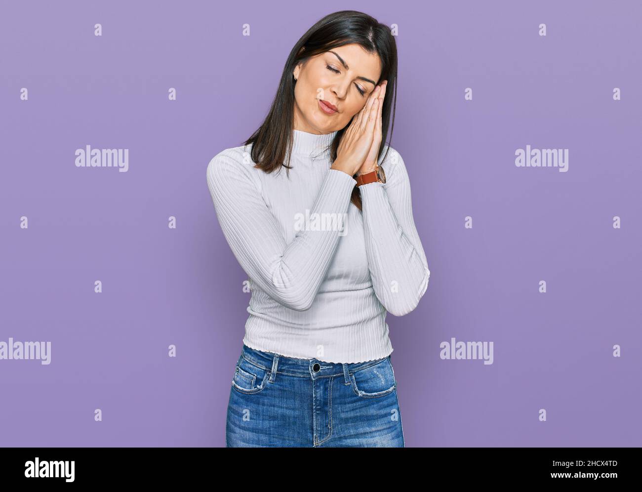 Brunette female wearing sleep hi-res stock photography and images - Alamy