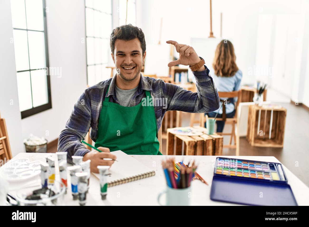 Artist measuring thumb hi-res stock photography and images - Alamy