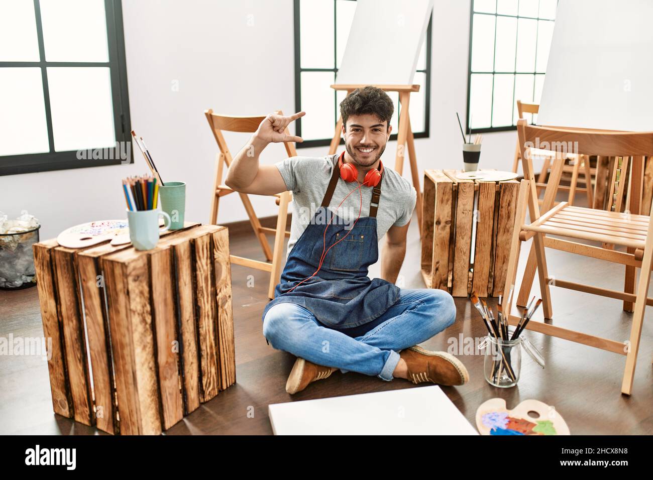 Artist measuring thumb hi-res stock photography and images - Alamy