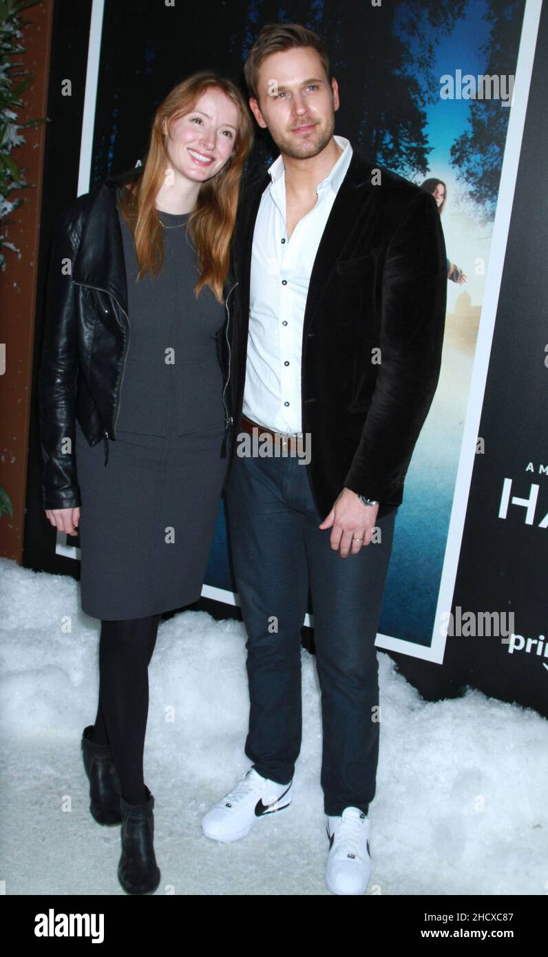 New York - NY - 20190321 Stars of the new show 'Hanna' pose for ...