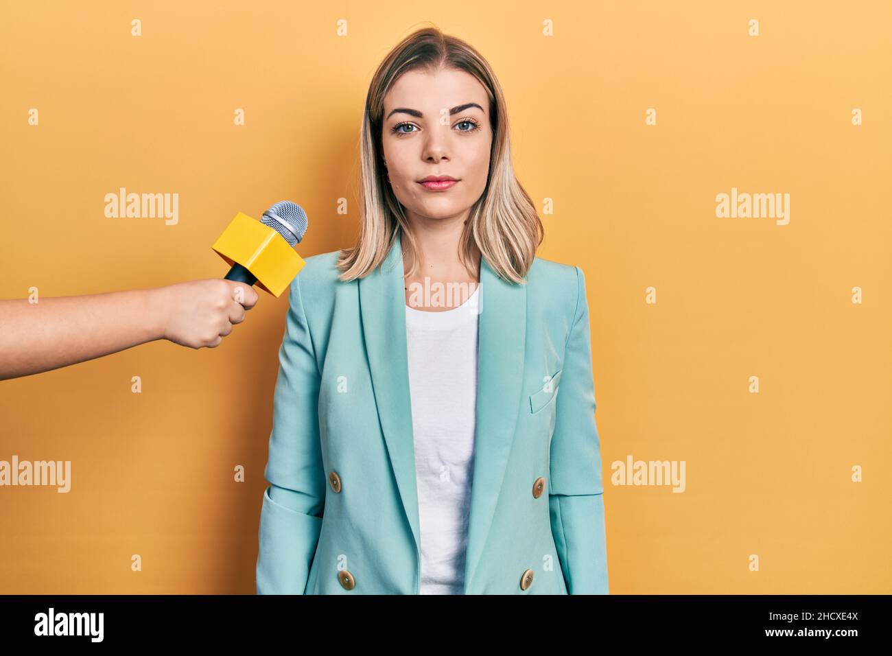 Angry gesture reporter hi-res stock photography and images - Alamy