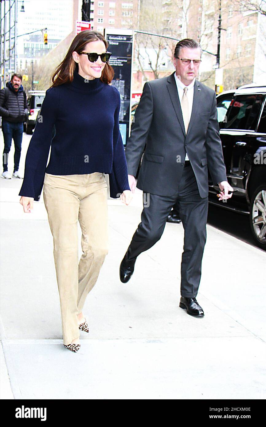 New York - NY - 20190411 Jennifer Garner is all smiles as she strolls ...
