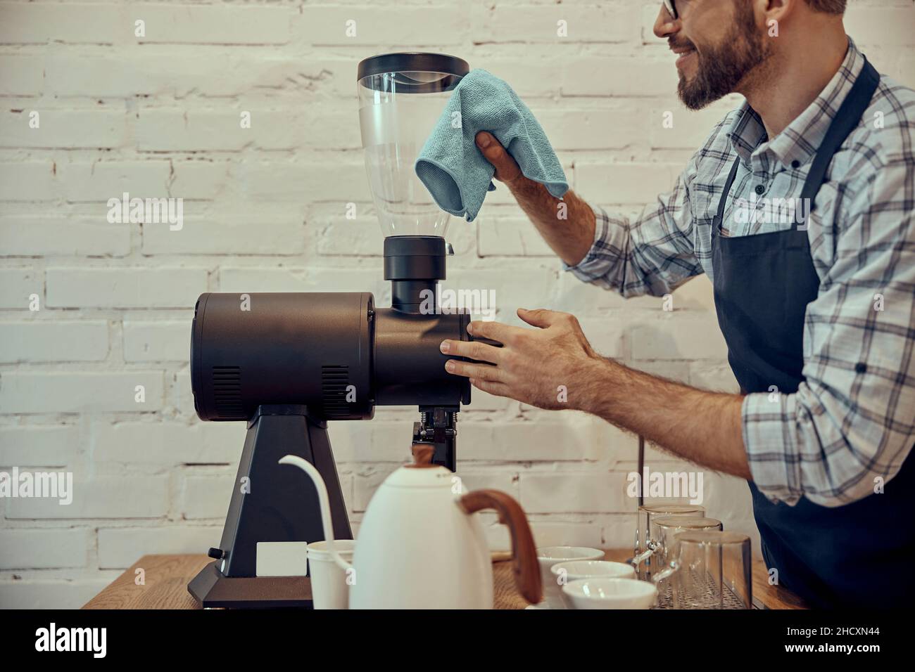 Cleaning coffee machine hi-res stock photography and images - Alamy