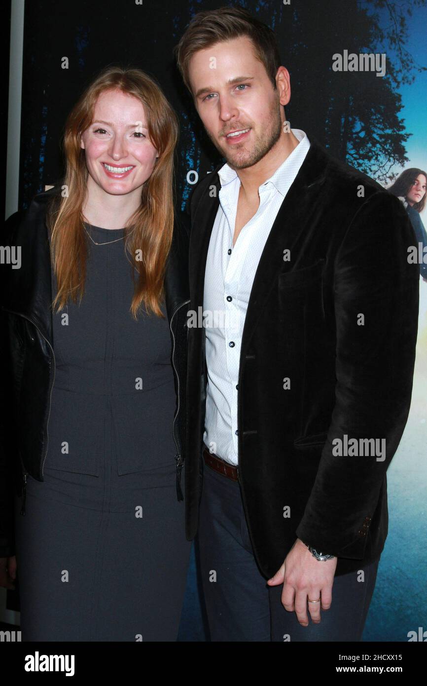 New York - NY - 20190321 Stars of the new show 'Hanna' pose for ...