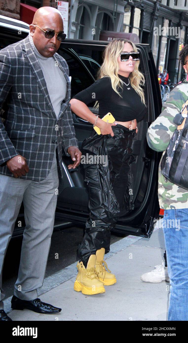 New York - NY - 20190419-Karol G Taking Selfies With Fans at Build ...