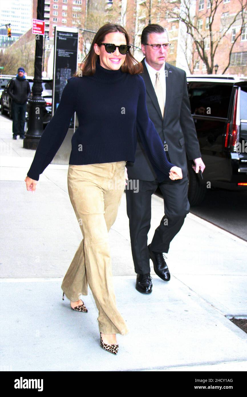 New York - NY - 20190411 Jennifer Garner is all smiles as she strolls ...