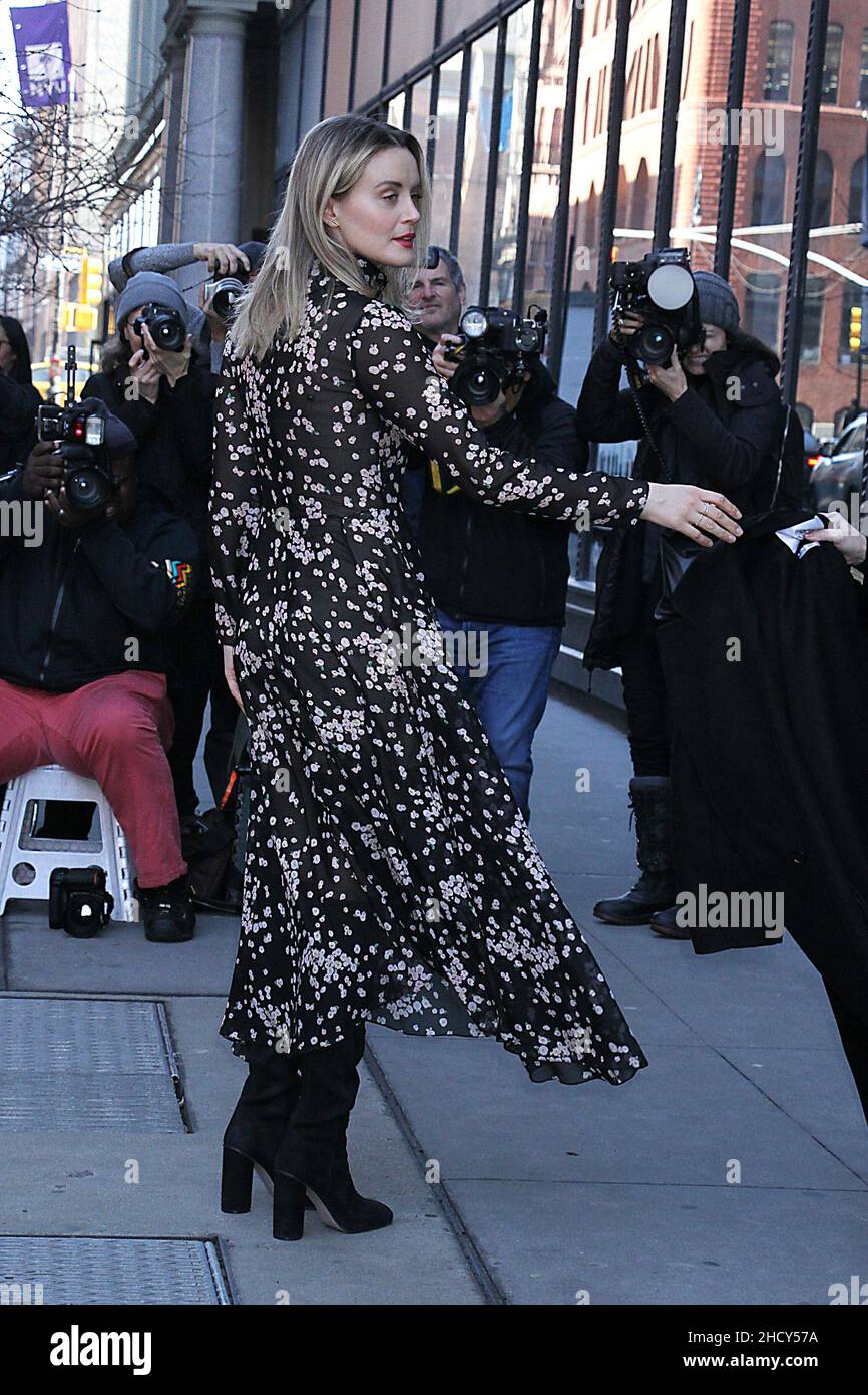 New York - NY - 20190205 Taylor Schilling smiles and poses for pictures ...