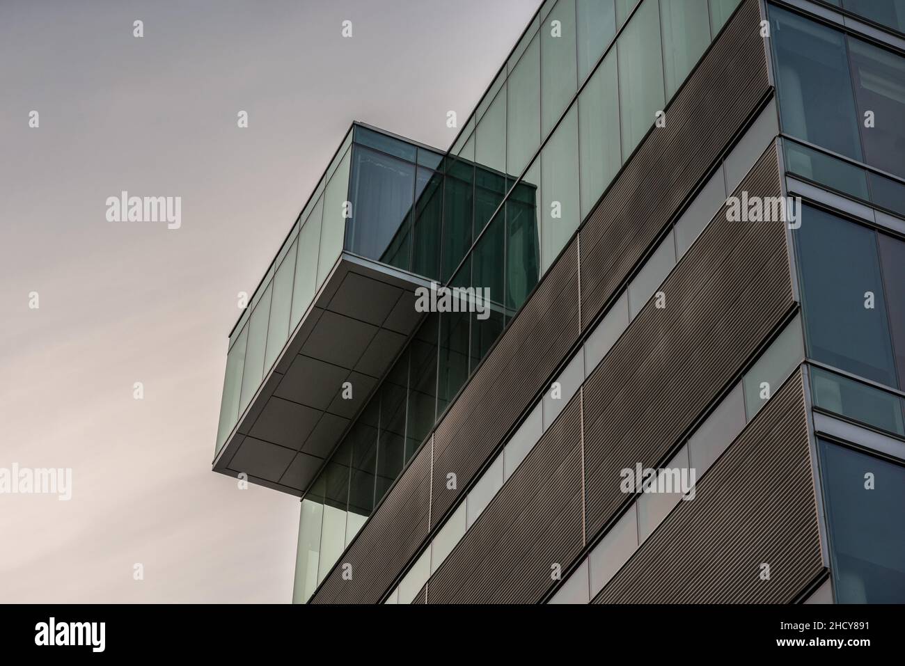 Glass corner building hi-res stock photography and images - Alamy