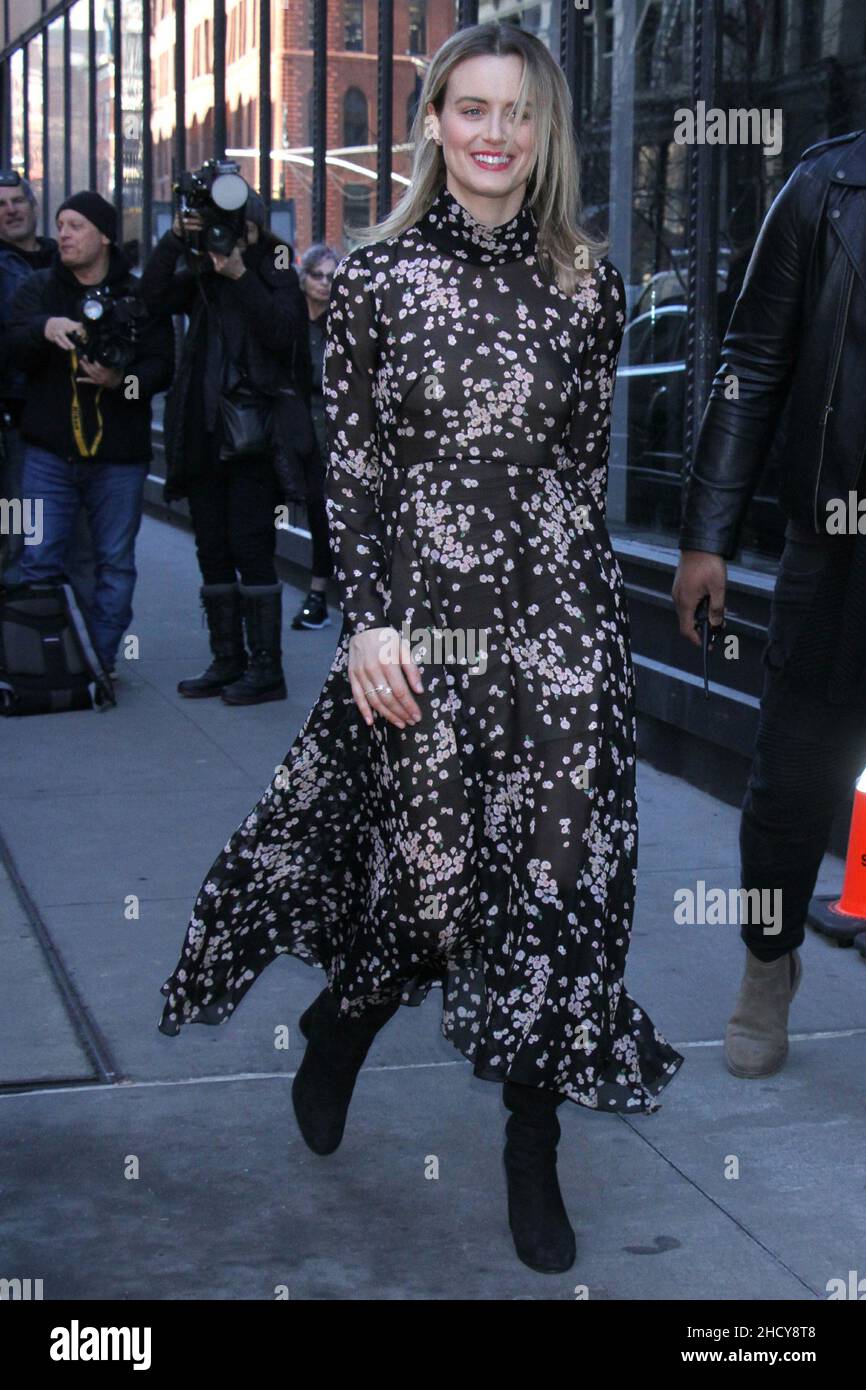 New York - NY - 20190205 Taylor Schilling smiles and poses for pictures ...