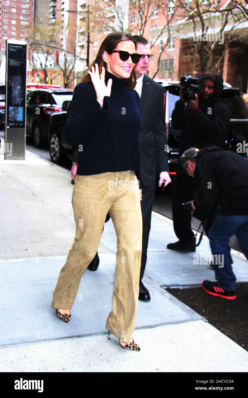 New York - NY - 20190411 Jennifer Garner is all smiles as she strolls ...