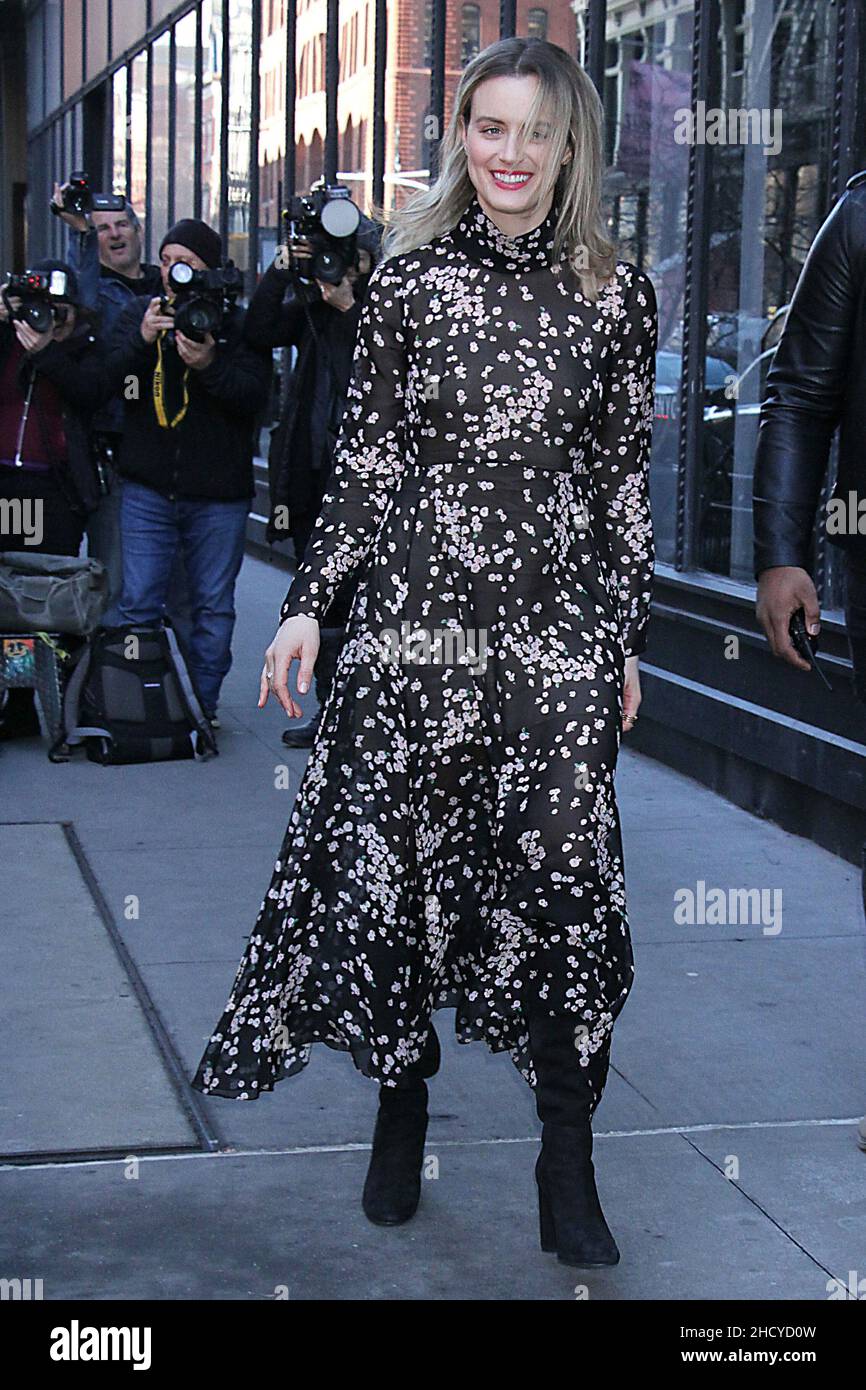 New York - NY - 20190205 Taylor Schilling smiles and poses for pictures ...