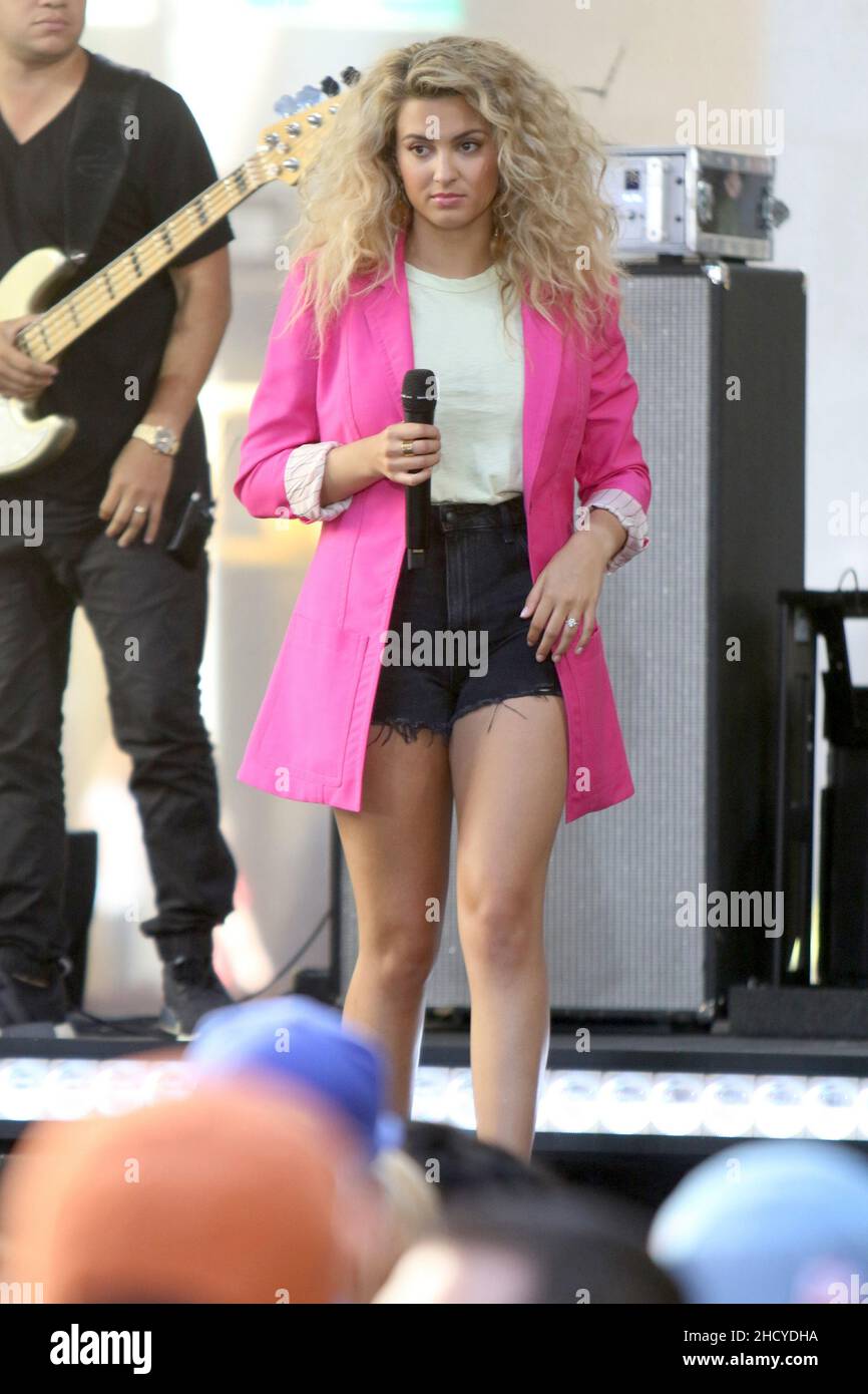 New York - NY - 20190809 Tori Kelly wears shorts and a bright pink ...