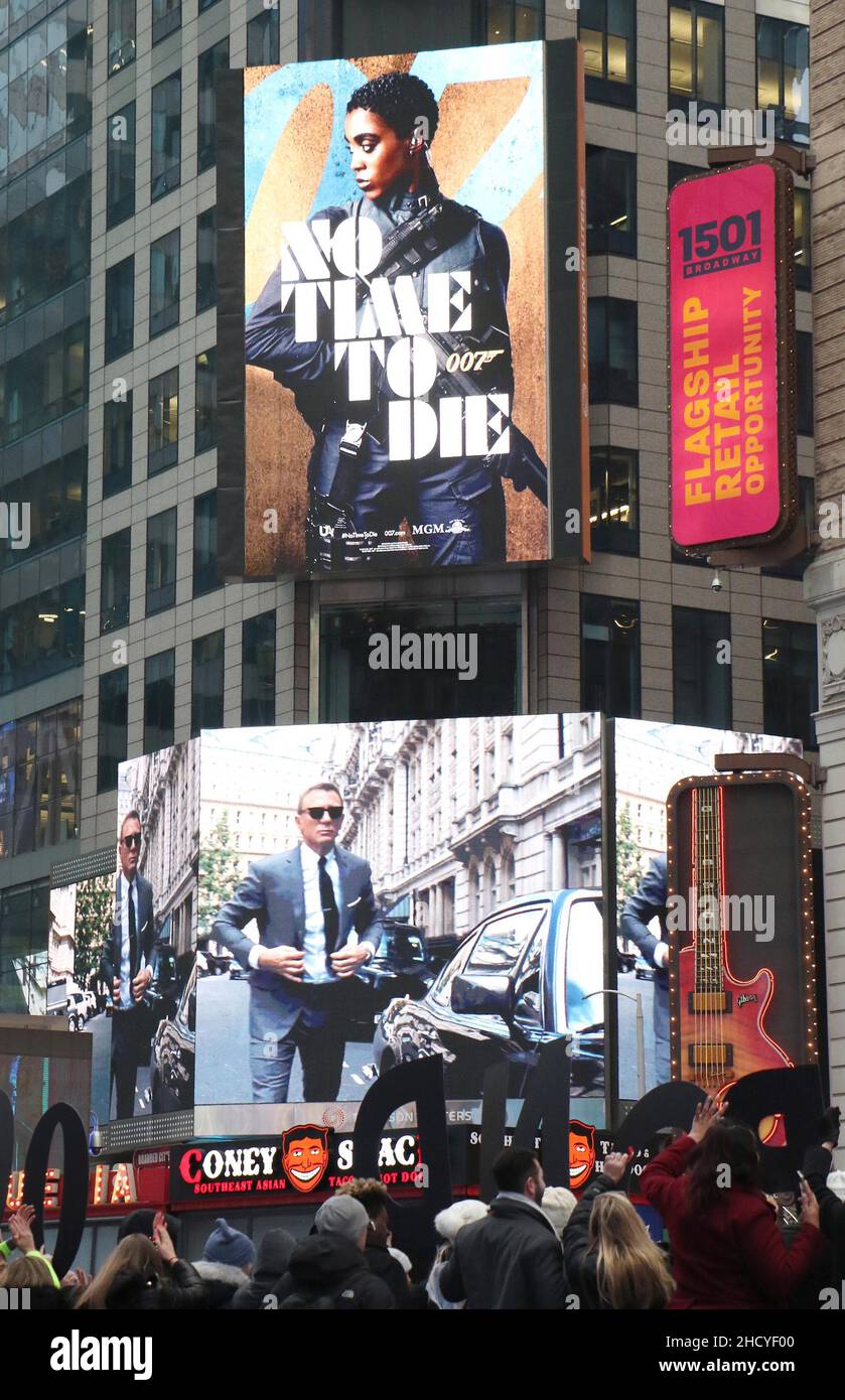 New York - NY - 20191204 James Bond Billboard Debuts in Times Square ...