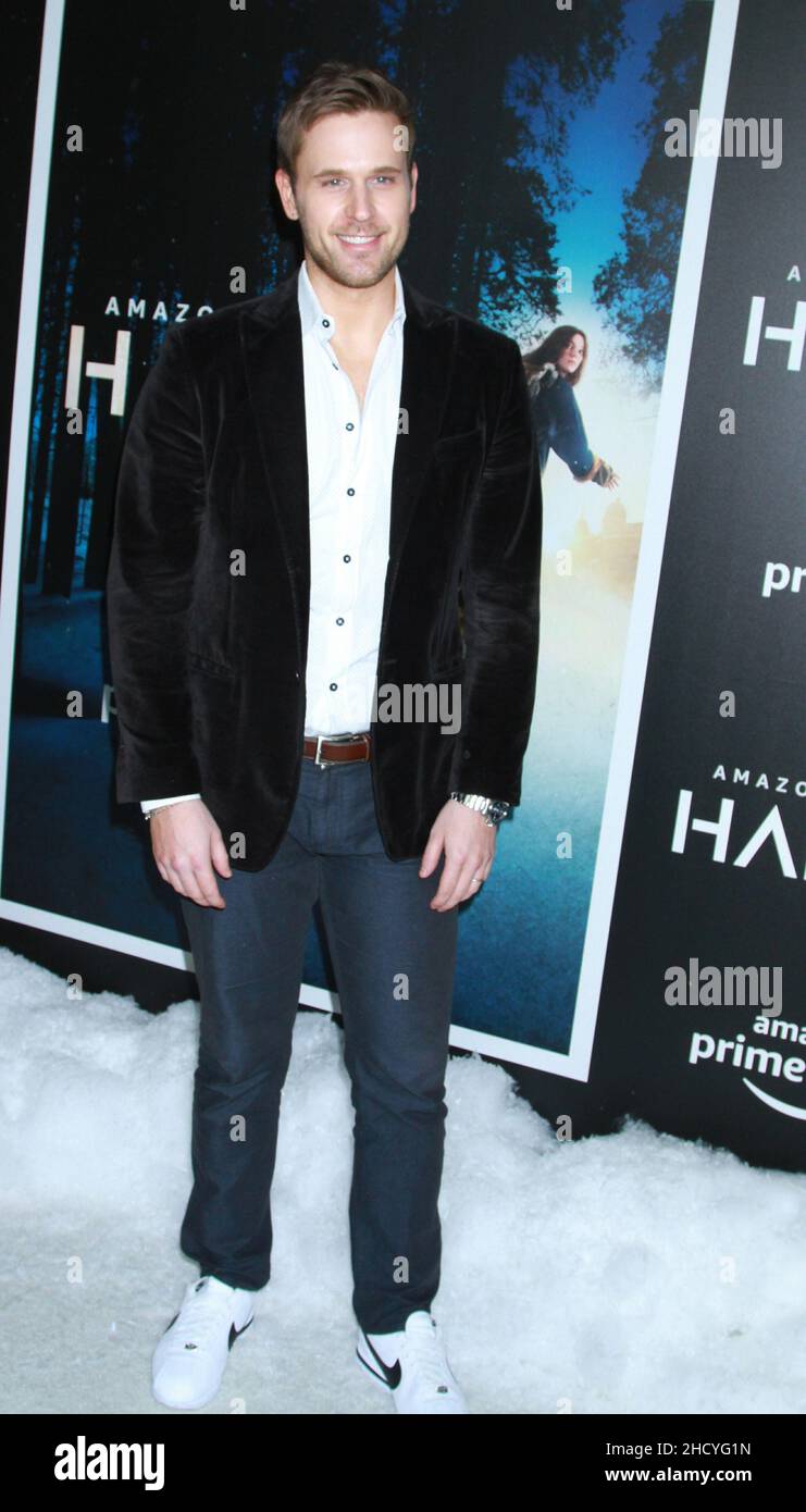 New York - NY - 20190321 Stars of the new show 'Hanna' pose for ...