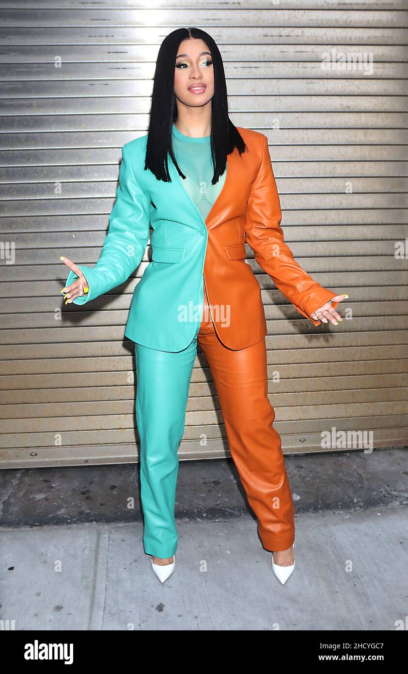 New York - NY - 20191010- Cardi B Poses Outside Vouge Event -PICTURED ...