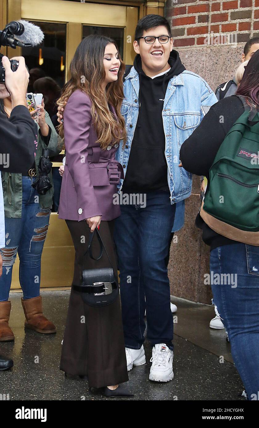 New York - NY - 20191029-Selena Gomez Greeted by Fans Outside of Z100 ...
