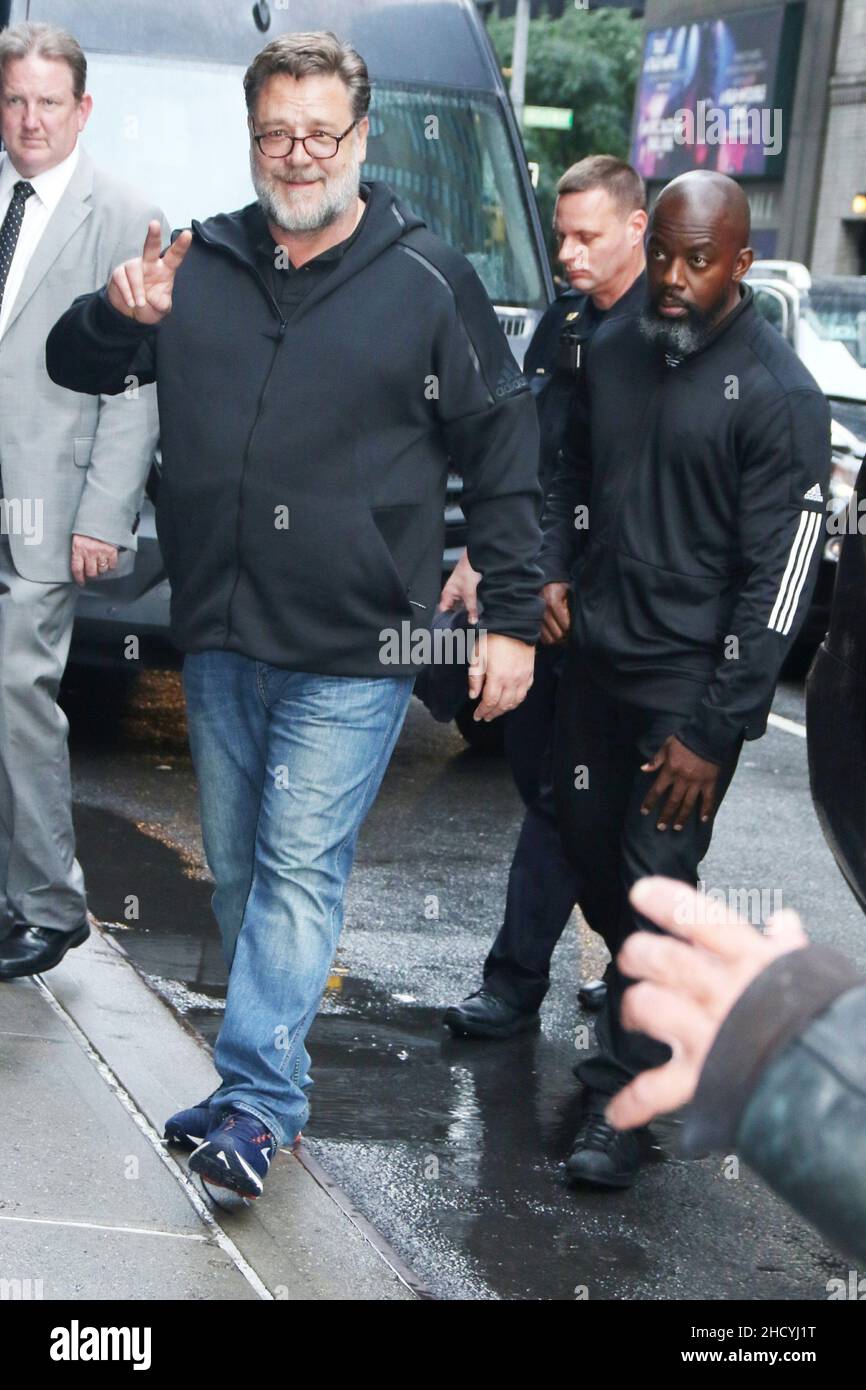 New York - NY - 20190620 Russell Crowe and Caroline Rhea stop by The ...
