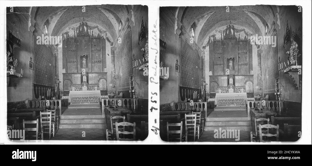 Retaule i altar major de la parroquia de Palau-solità Stock Photo - Alamy