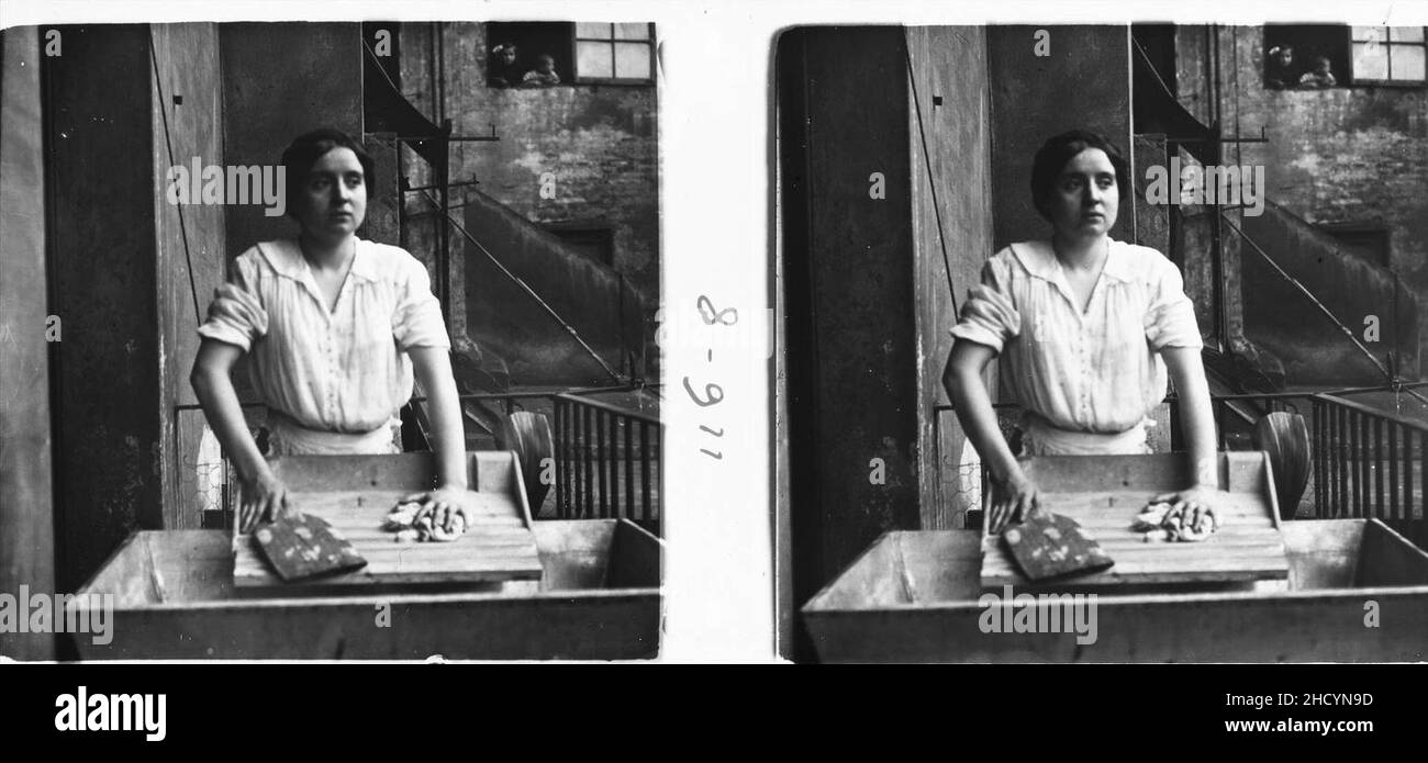 Retrat d'una dona rentant la roba al safareig Stock Photo - Alamy