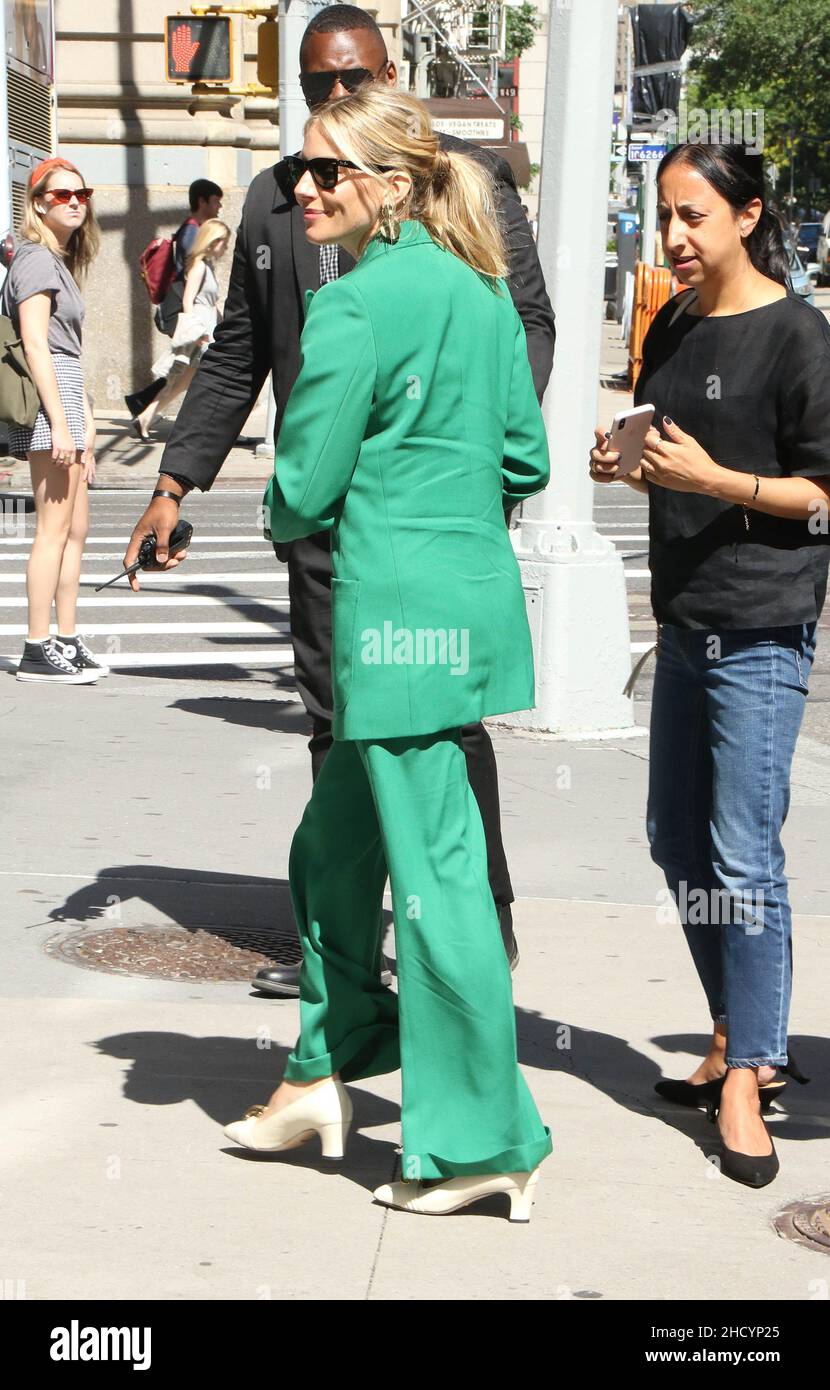 Sienna miller and naomi watts hi-res stock photography and images - Alamy