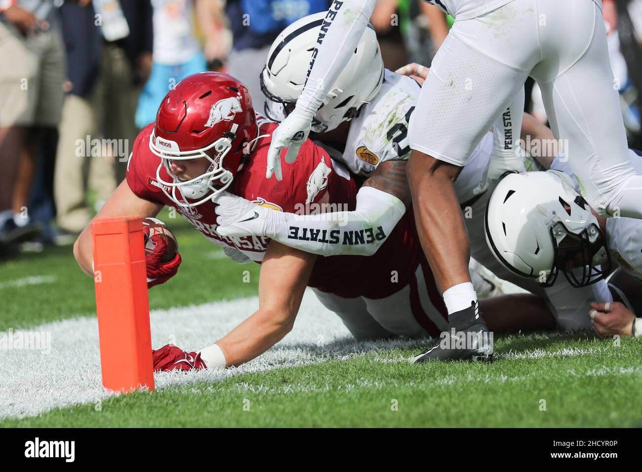 January 1, 2022: Arkansas Razorbacks tight end BLAKE KERN (87) makes a ...