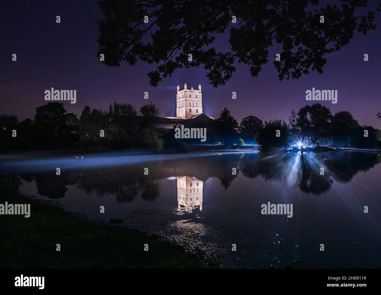 Building reflecting in lake hi-res stock photography and images - Alamy