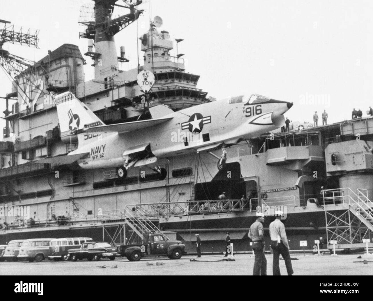 RF-8A Crusader VFP-62 is hoisted on USS FD Roosevelt (CVA-42) 1961 ...