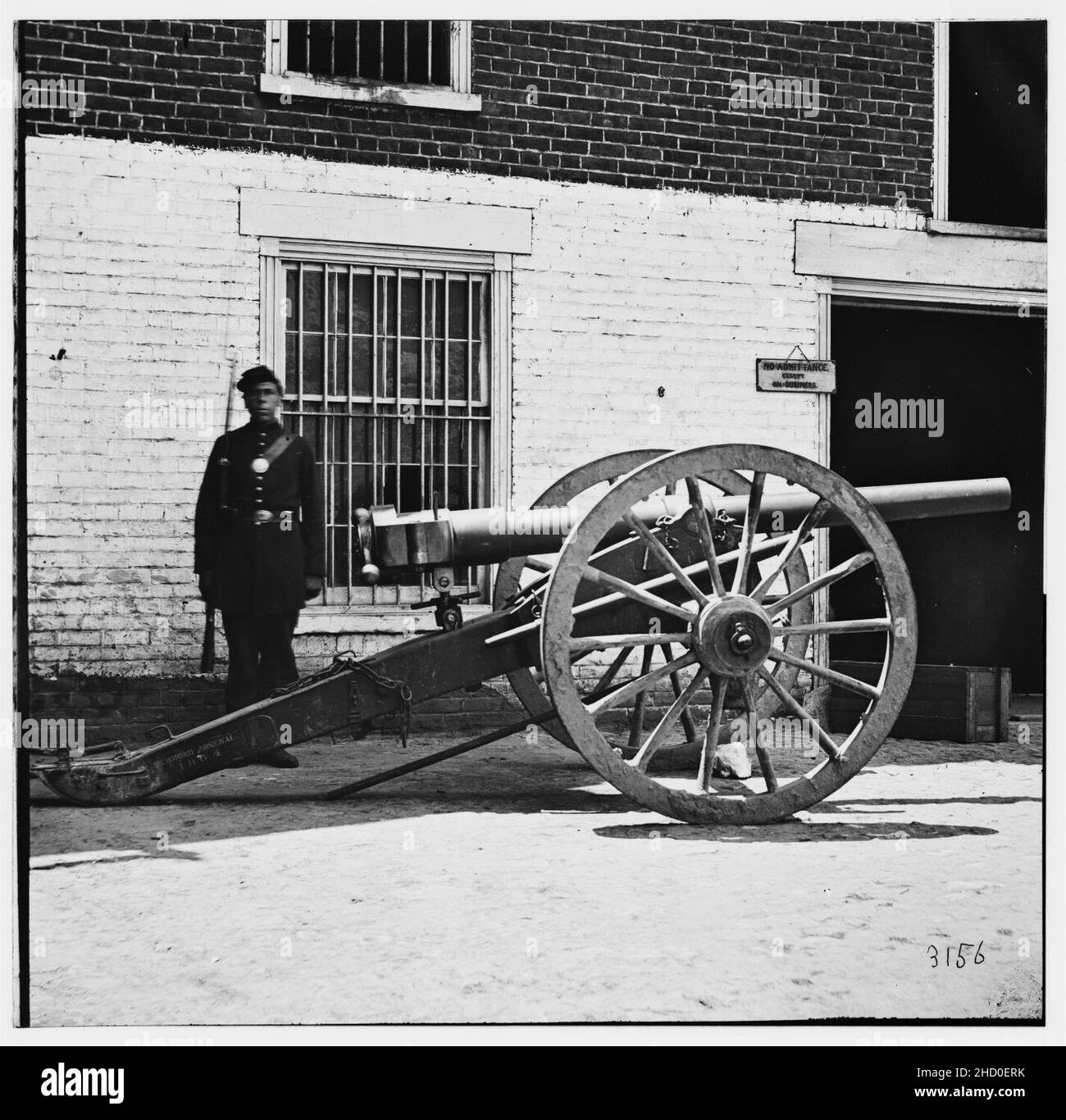 Richmond, Virginia. Federal soldier guarding cannon. (Modified 12-pdr ...
