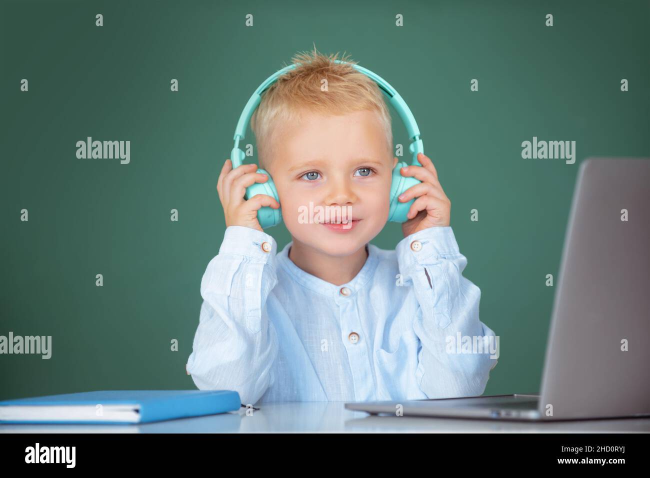 Headphone classroom hi-res stock photography and images - Alamy