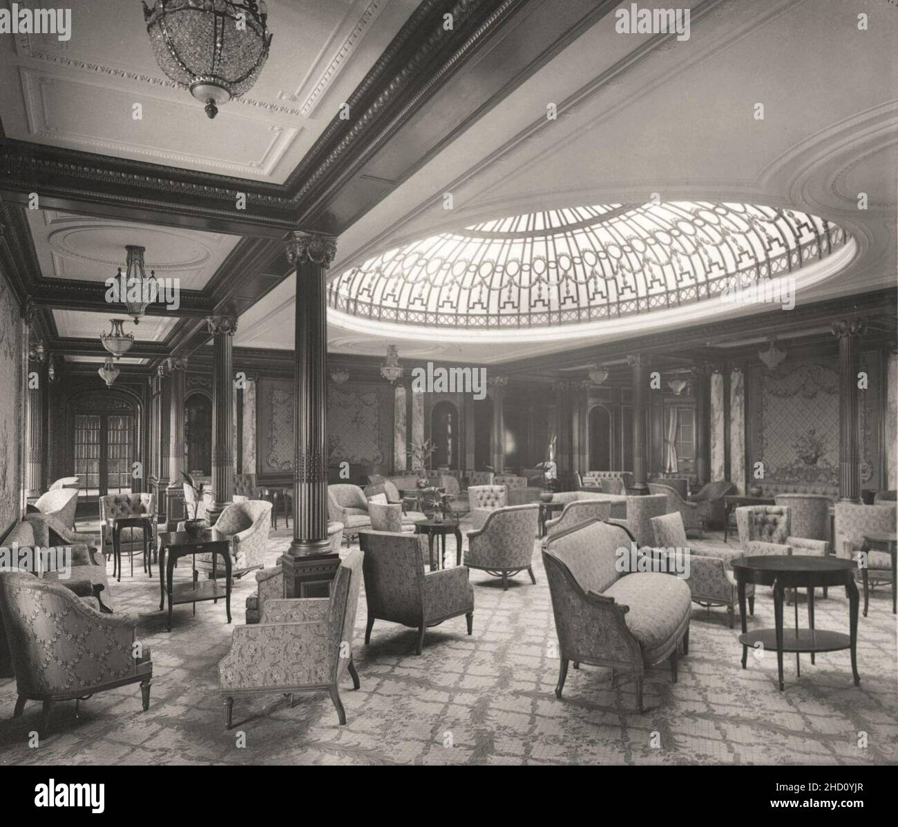 RMS Mauretania, First class drawing room Stock Photo - Alamy