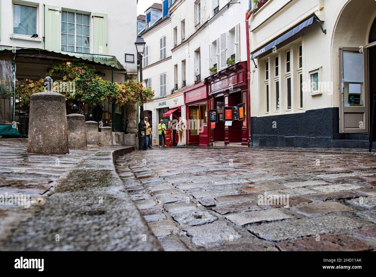 Typical French street in Montmartre district Stock Photo - Alamy