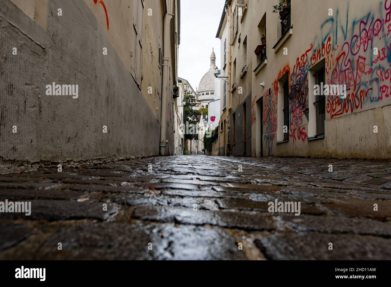 Empty street and the Sacre-Coeur, quarter Montmartre in Paris Stock ...