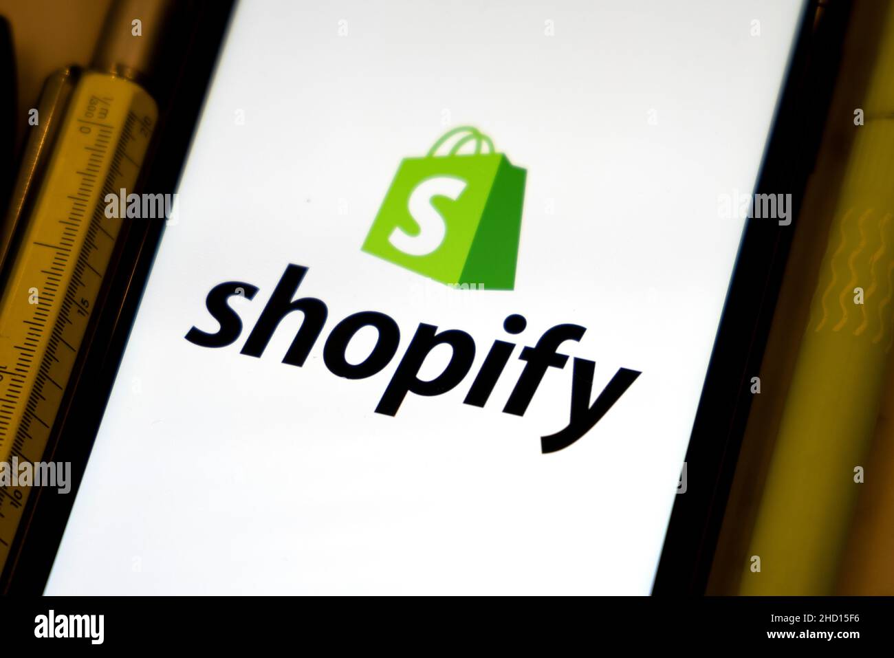 Shopify hi-res stock photography and images - Alamy