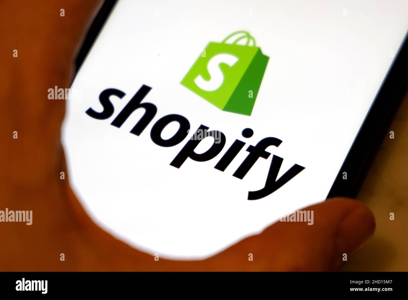 Shopify ecommerce business platform, Shopify application on smartphone ...