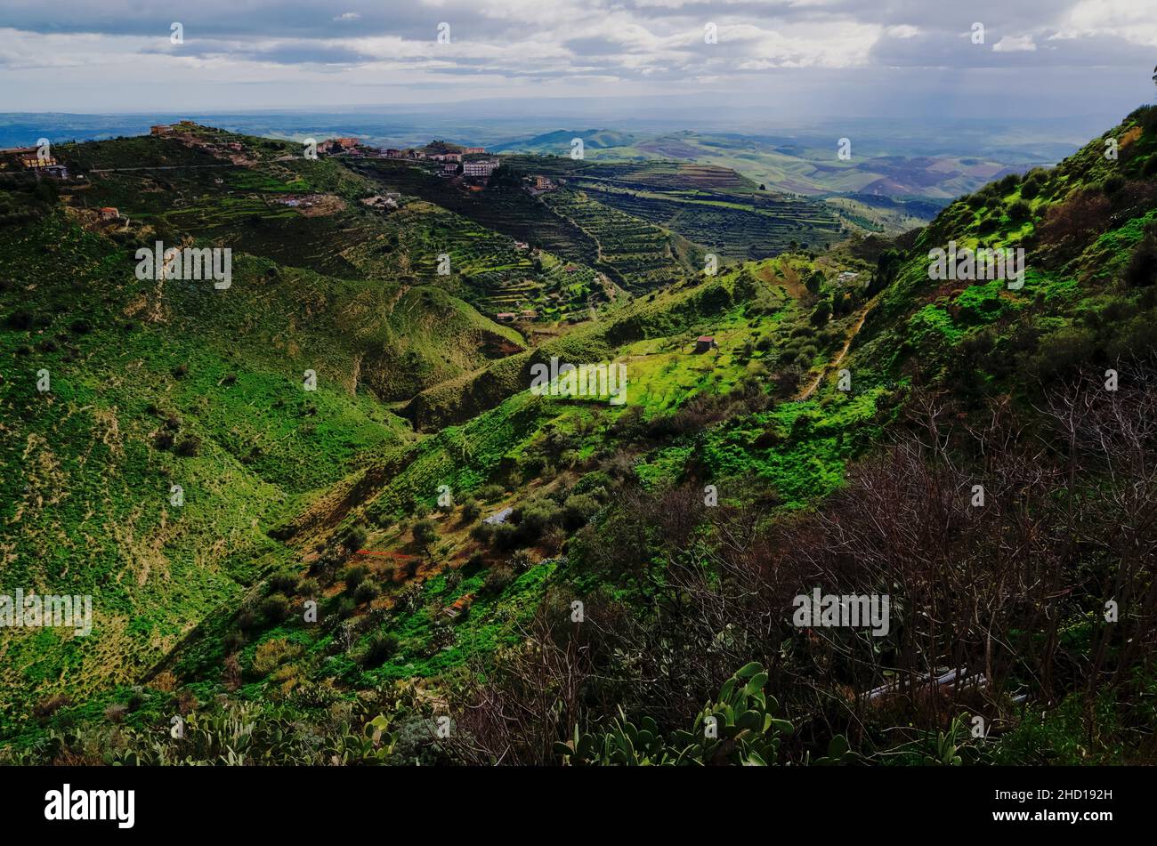 dramatic light on landscape of a steep mountain valley in Sicily Stock ...