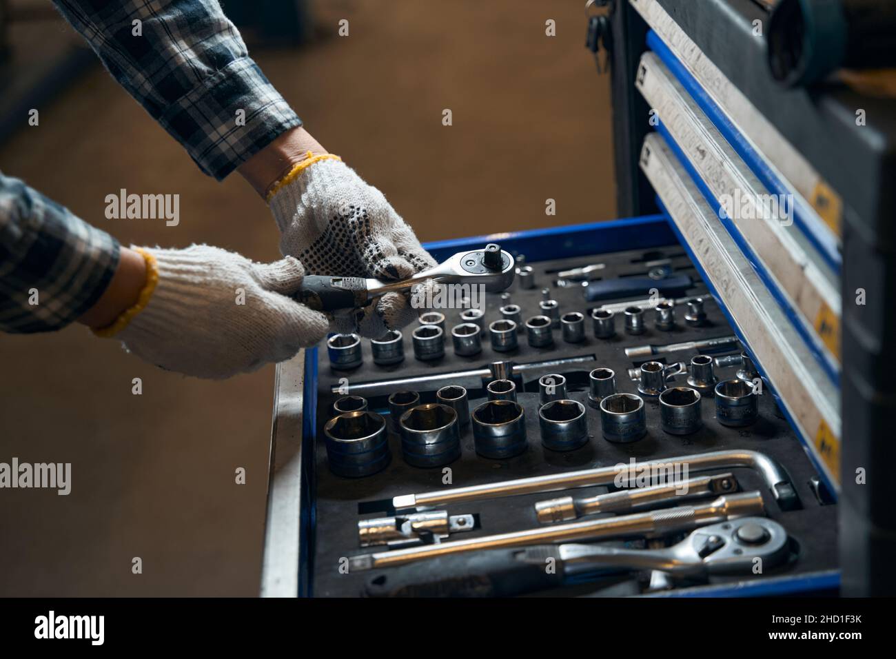 Skilled mechanic choosing needed tools for the job Stock Photo - Alamy