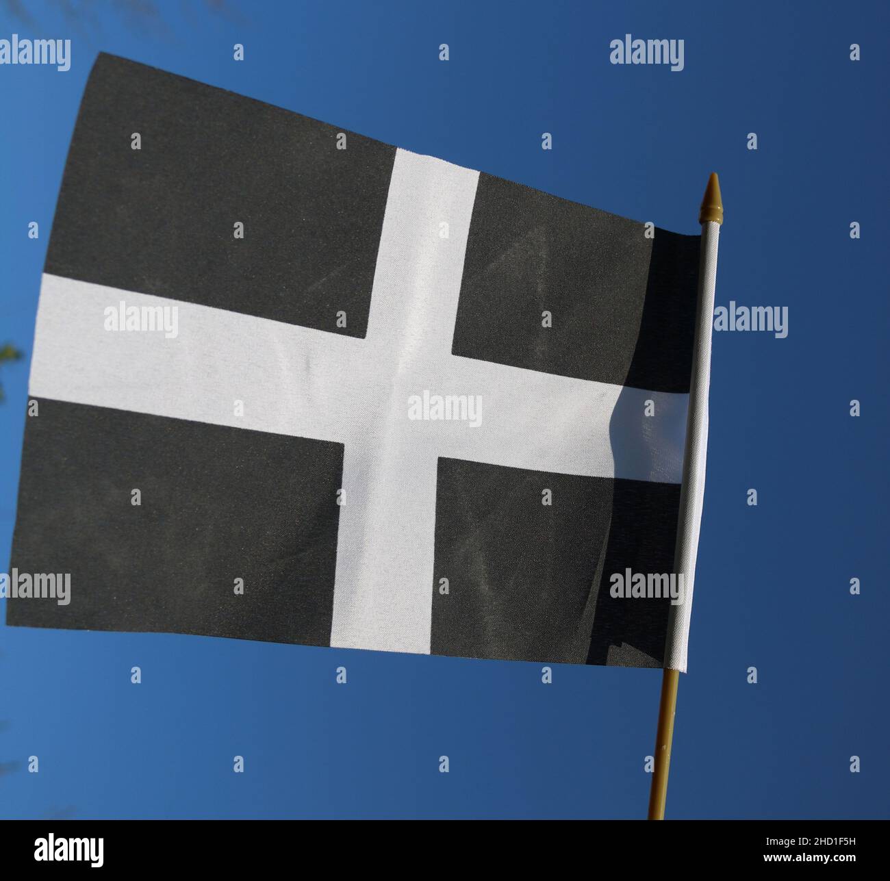 Cornish flag, Flag of Cornwall flying Stock Photo - Alamy