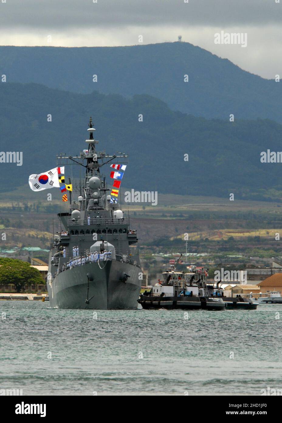 ROKS Yang Manchoon (DDH 973) with tug in Pearl Harbor RIMPAC 2008 US ...