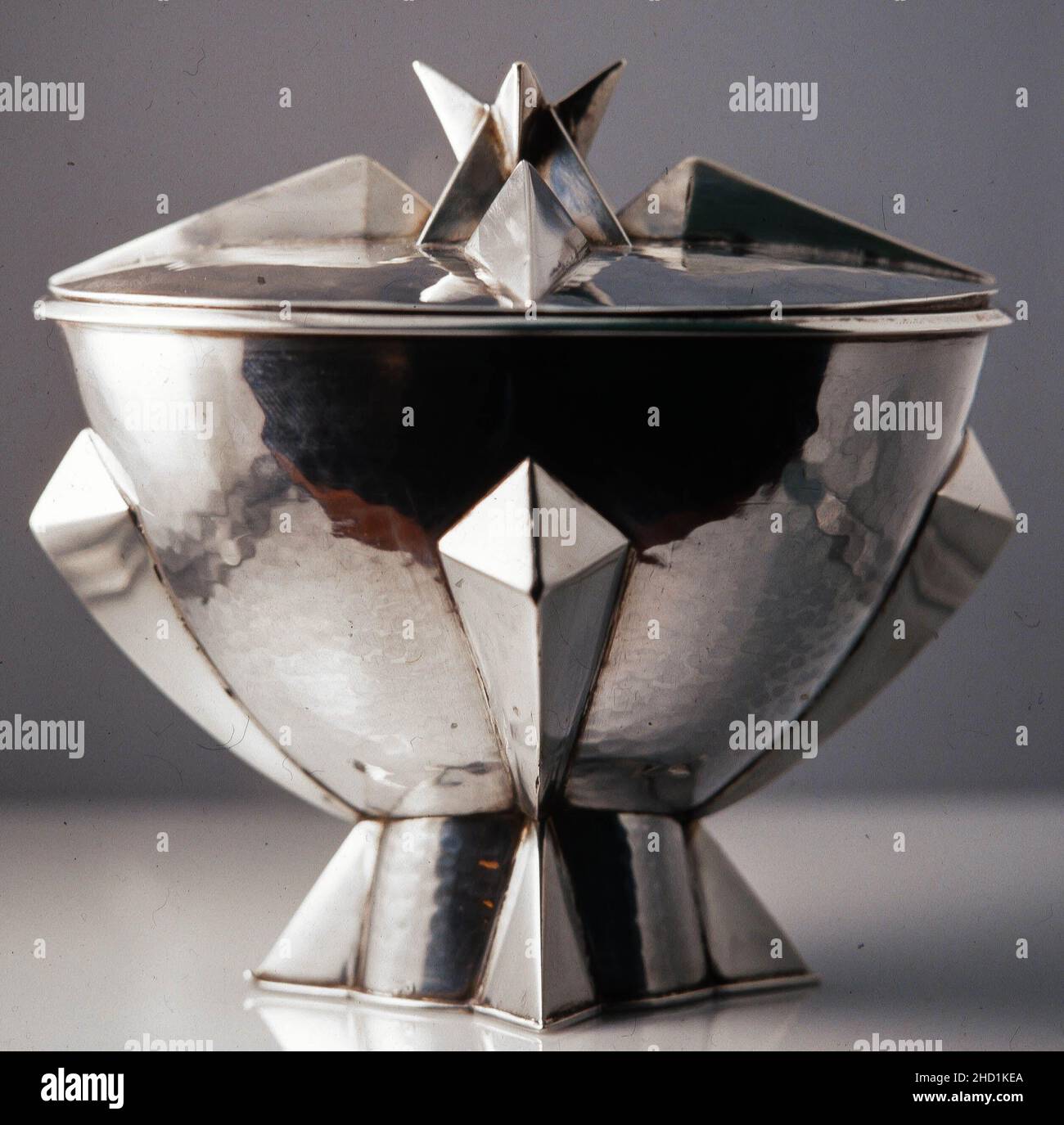 Copa de plata, obra de Ramon Sunyer Clarà, 1920. Colección privada ...