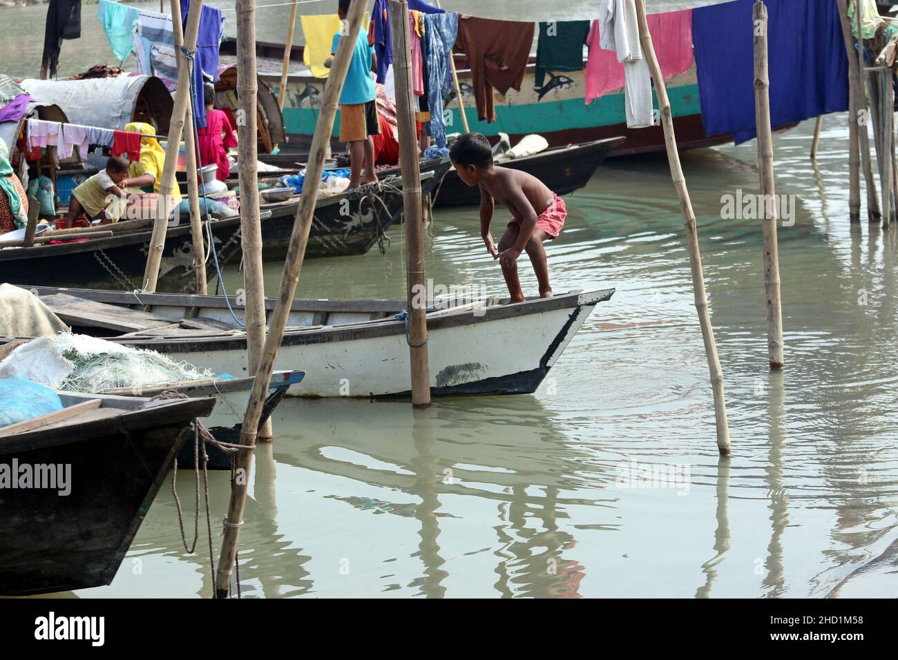 Bangladesh river gypsies boat hi-res stock photography and images - Alamy