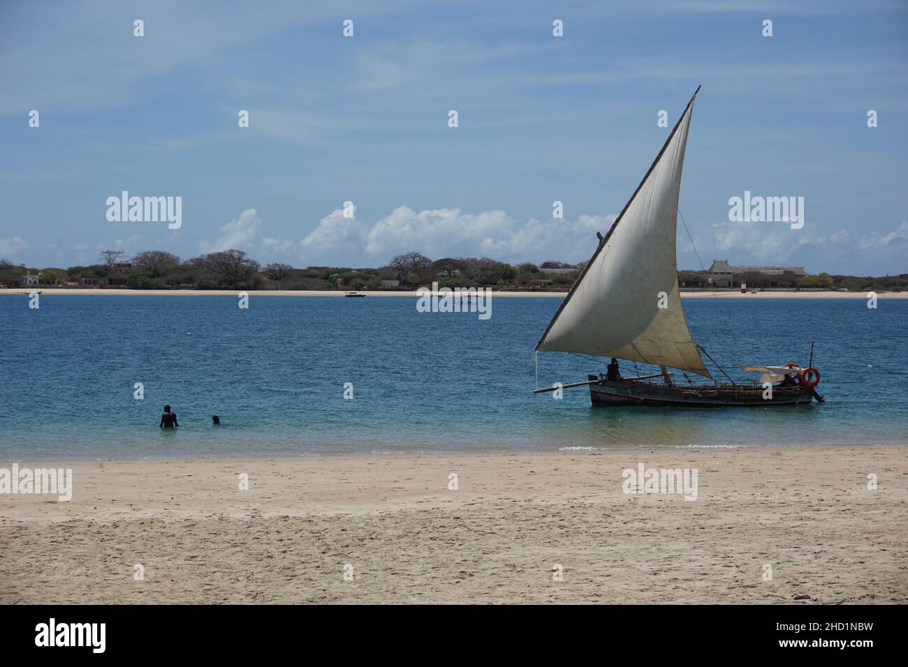 Traditional dhow sailing ship hi-res stock photography and images - Alamy