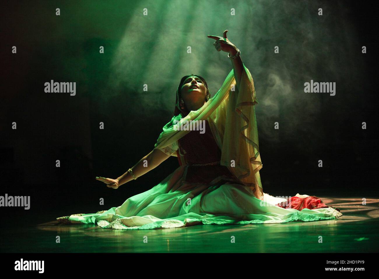 Kathak dance hi-res stock photography and images - Alamy