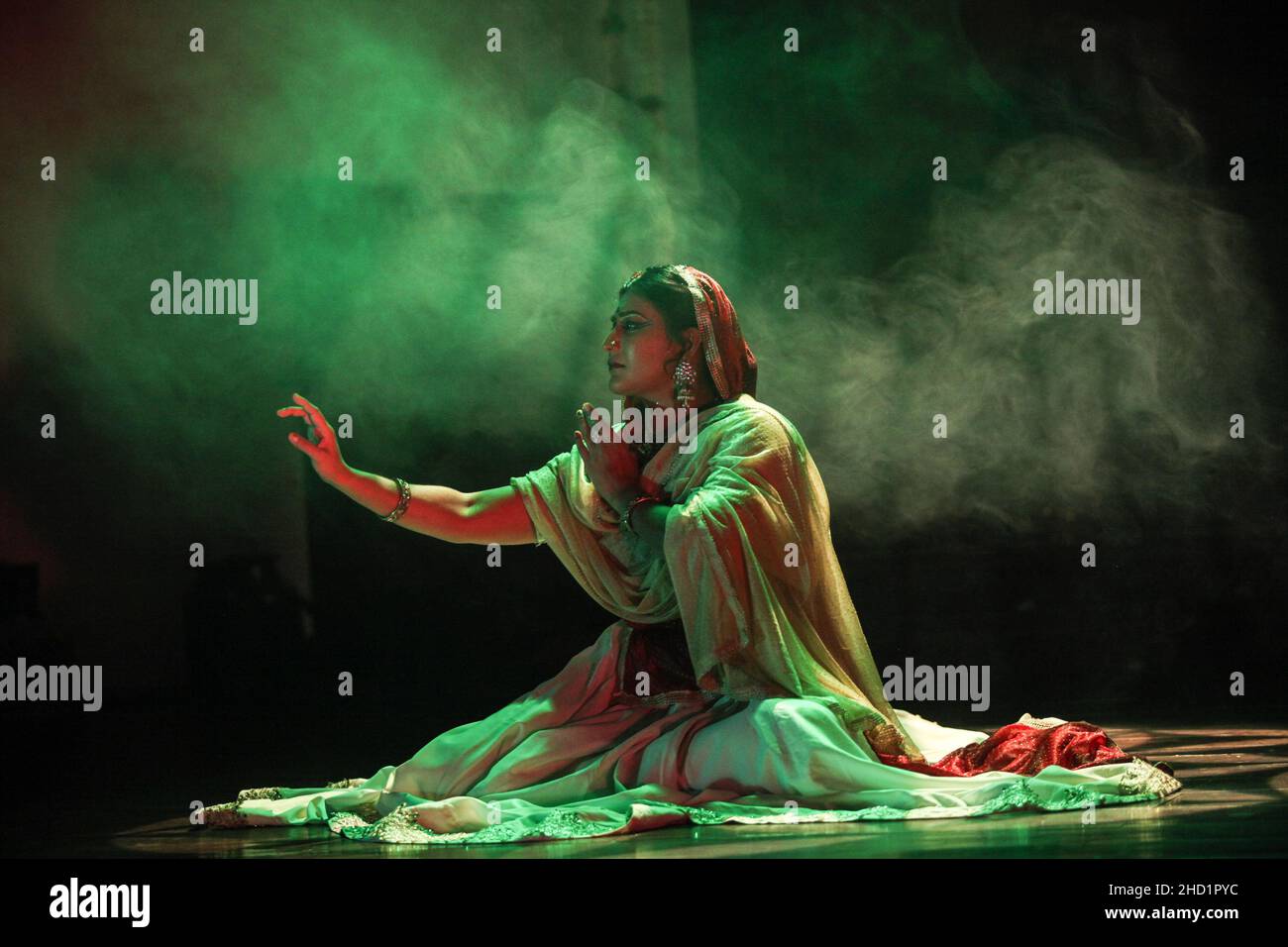 Kathak dance hi-res stock photography and images - Alamy
